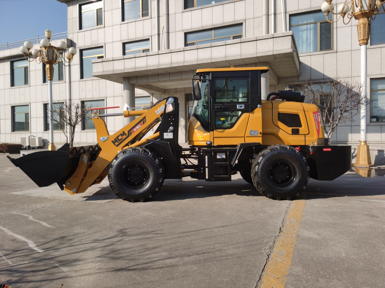 Poultry Farm Loader | 916L Front End | MCM